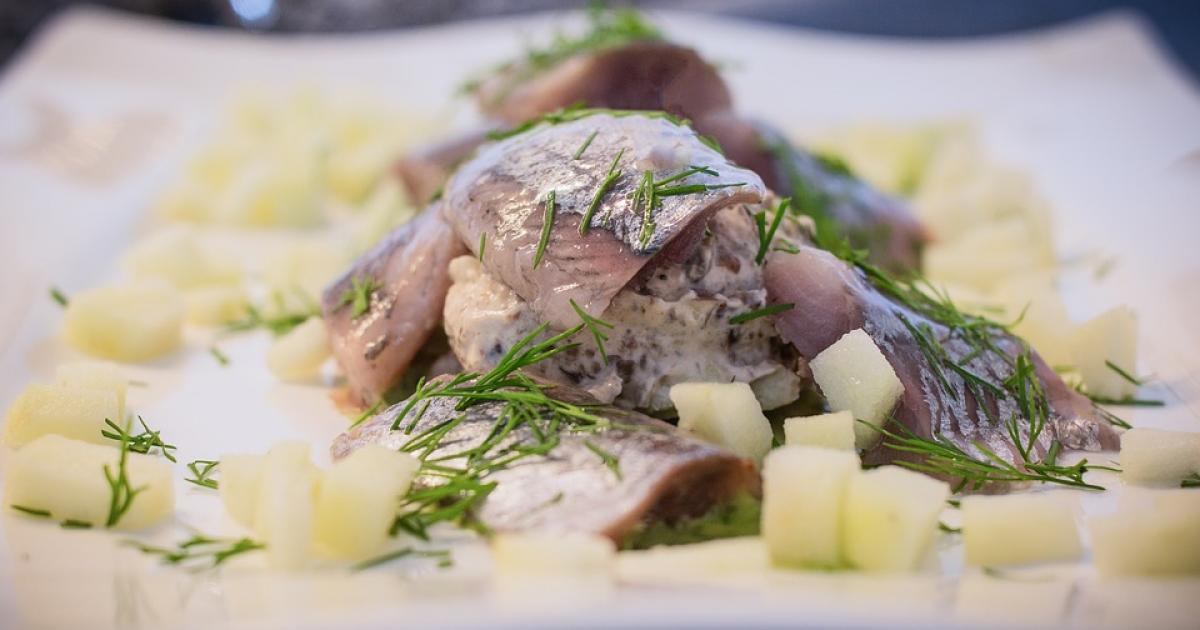 Jak namíchat salát z rybích zavináčů | recept | jaktak.cz